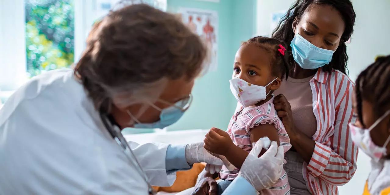 Ali bi lahko otroci, mlajši od 5 let, začeli prejemati cepiva proti COVID-u do marca?