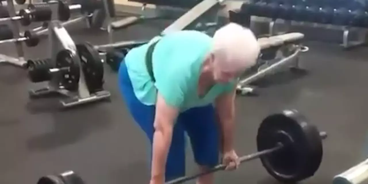 Este vídeo dunha muller de 78 anos que leva 225 libras de peso morto darache os mellores obxectivos de vida