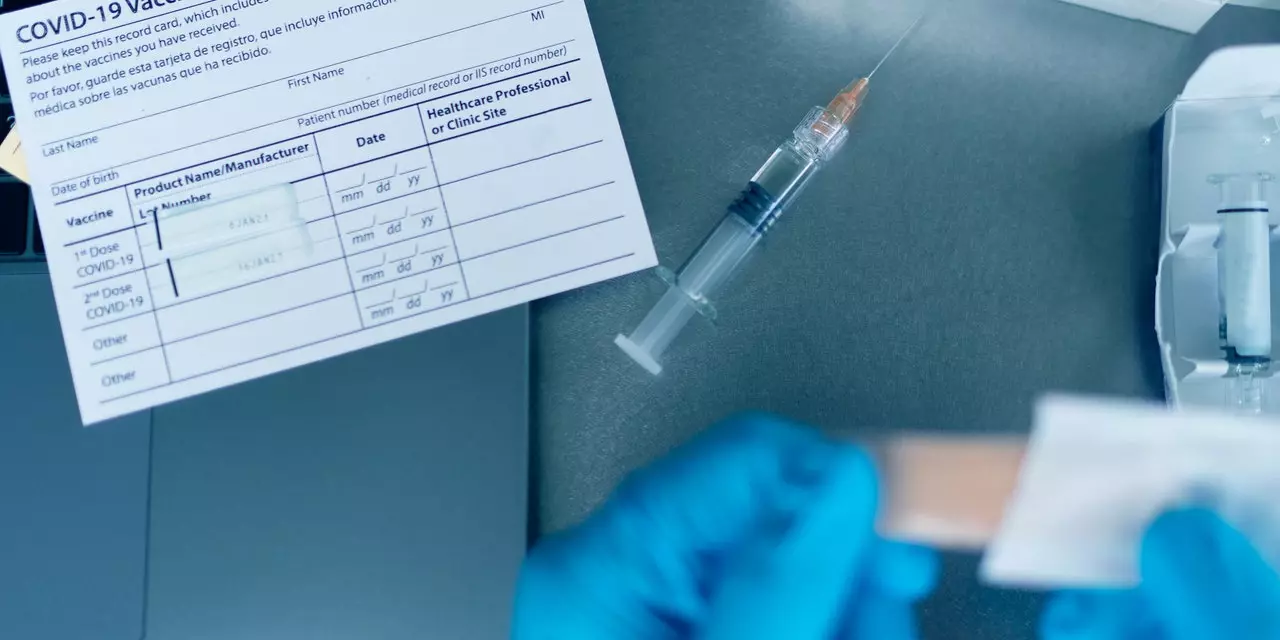 Bu hamshiralar soxta vaksina kartalarini sotish orqali 1,5 million dollar ishlab topgan