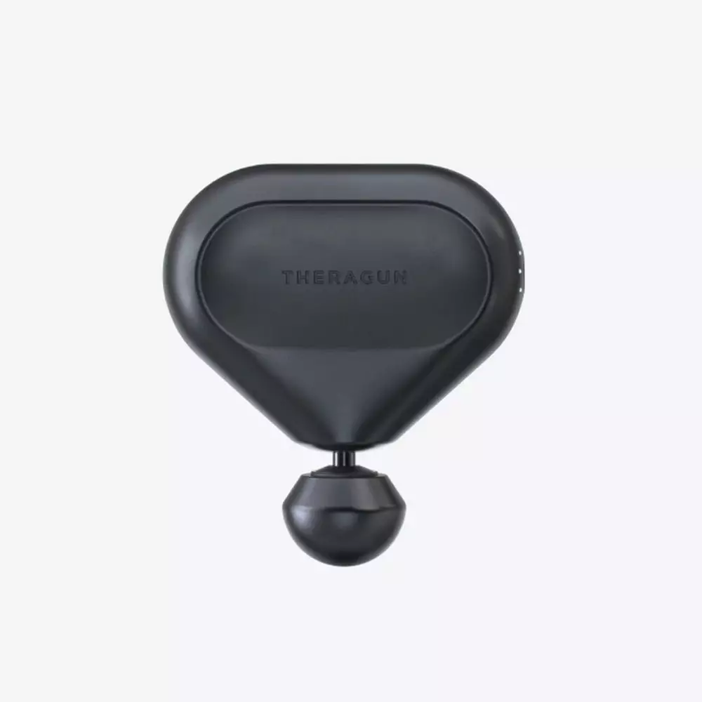 מכשיר עיסוי Therabody Theragun Mini בצבע שחור על רקע אפור