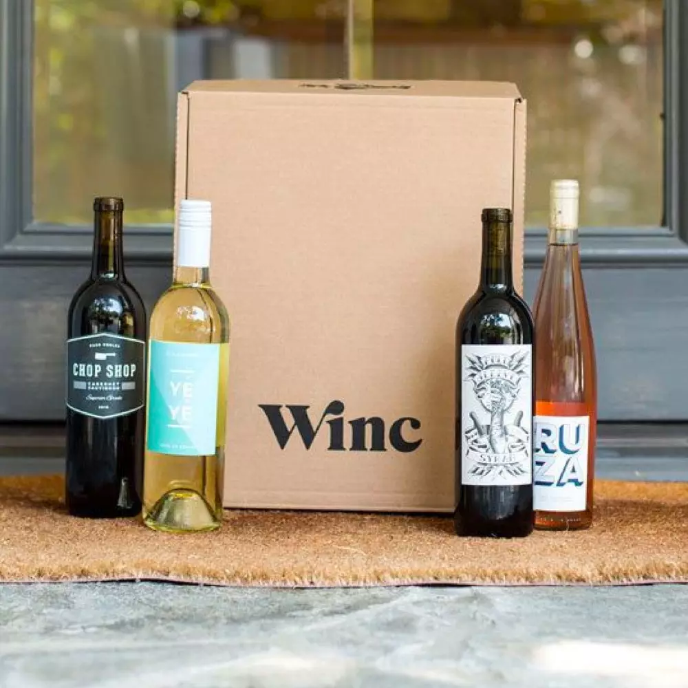 Winc vīna abonēšanas kaste ar četrām dažādu vīnu pudelēm