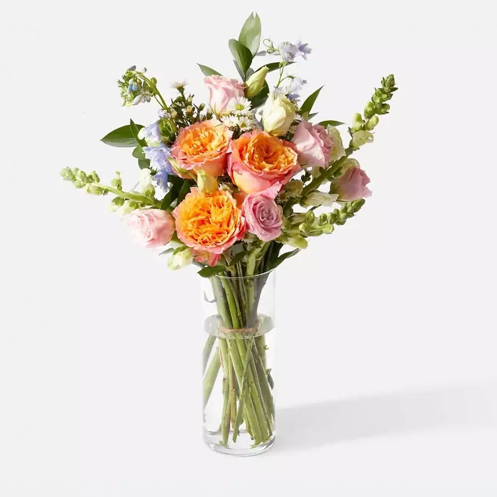 Urbanstems floral bouquet nyob rau hauv ntshiab iav vase
