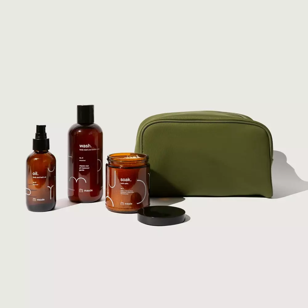 Maude Wind Down Kit con tres productos de baño y kit dopp verde