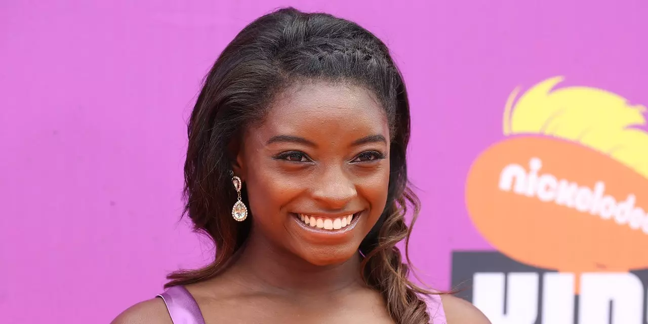 egwu mwepu eze-amamihe mgbe Simone Biles nke Simone Biles kwesịrị inweta nrite ọla edo