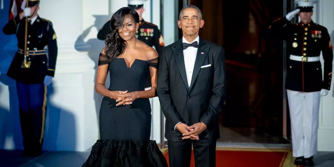 Ett par återskapade ikoniska foton av Obamas i deras förlovningsfotografering