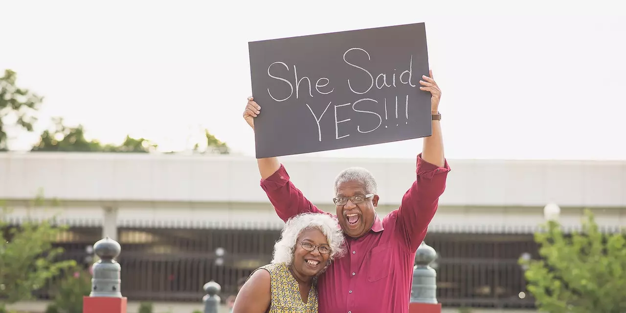 Фотографии помолвки этой пожилой пары показывают, что никогда не поздно найти любовь