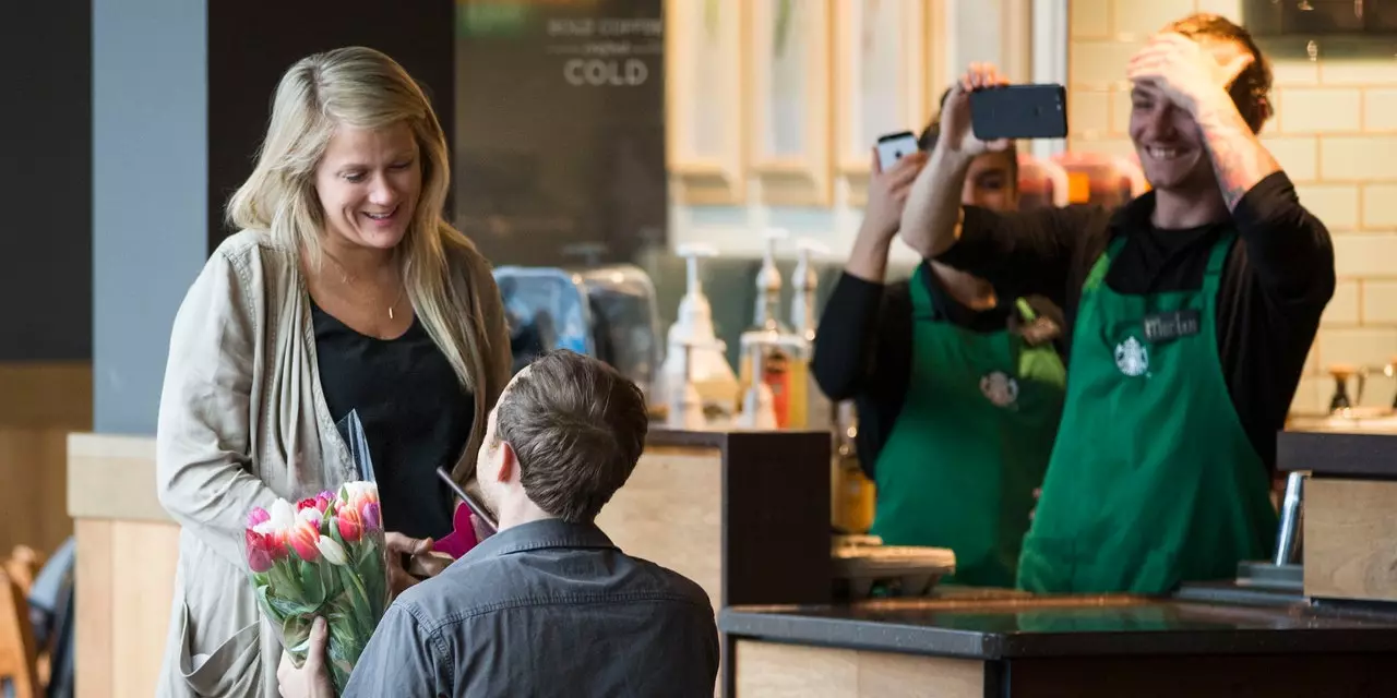 Den här mannens sexåriga Starbucks-förslag sträckte sig över dussintals länder