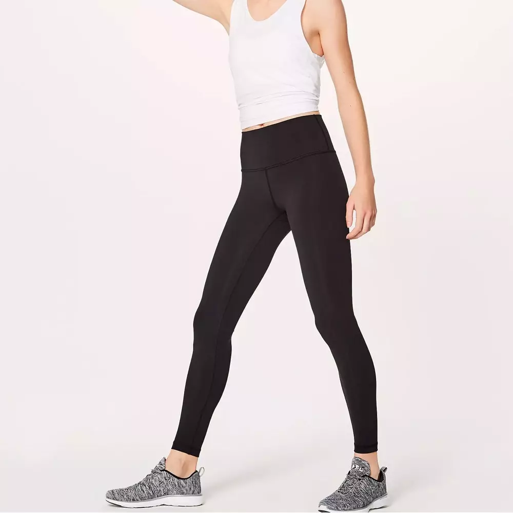 “Lululemon Wunder” -iň ýokary derejeli “Tight Full On-Luxtreme” aýakgaplaryny gara reňkde geýen model