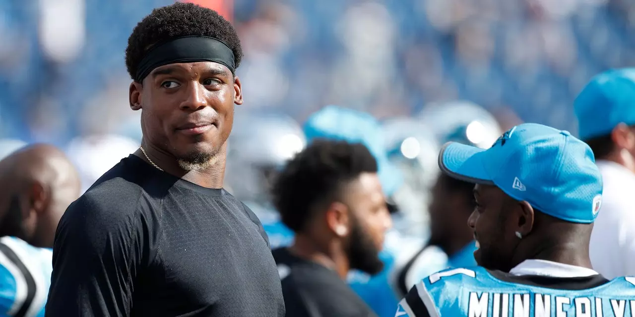 NFL spēlētāja Cam Newton domā, ka tas ir smieklīgi, kad sievietes sporta reportieres runā par sportu