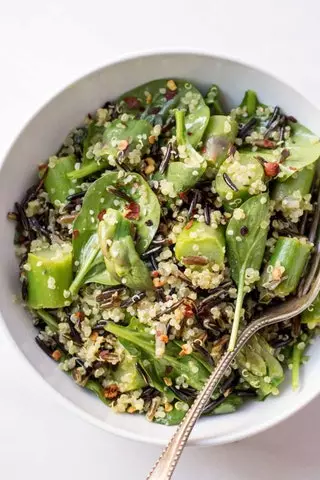 Ciotola di asparagi tritati di spinaci e quinoa di riso nero.