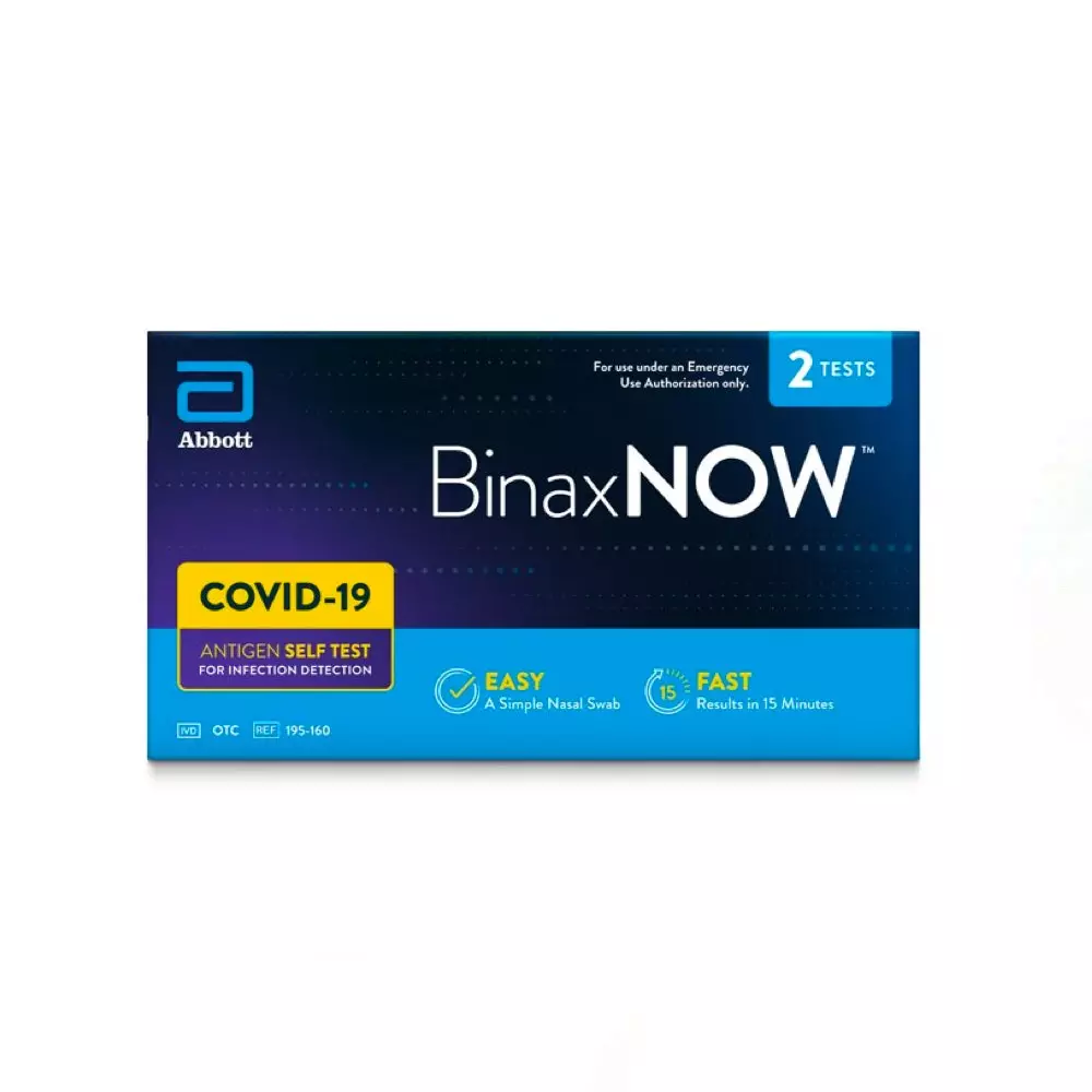 വെളുത്ത പശ്ചാത്തലത്തിൽ BinaxNOW COVID-19 ആന്റിജൻ സ്വയം പരിശോധന