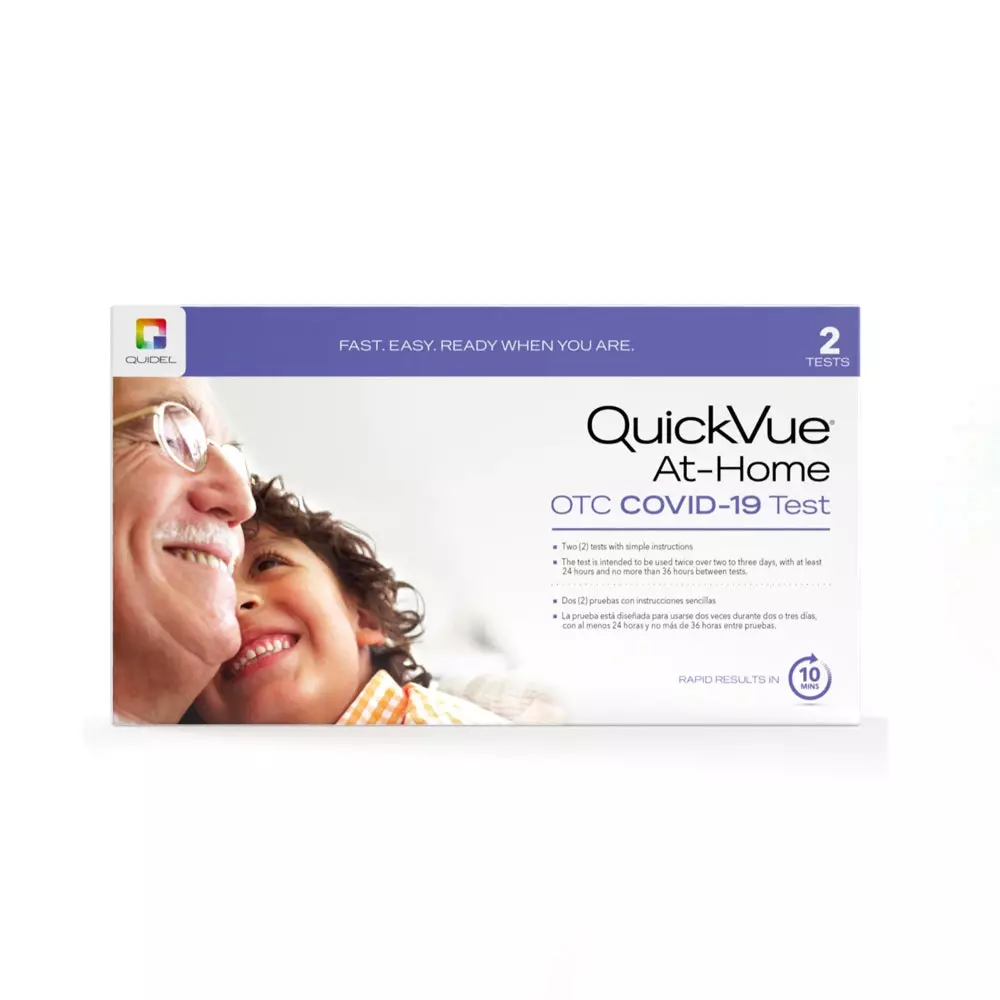 سفید پس منظر پر QuickVue Rapid At-Home COVID-19 اینٹیجن ٹیسٹ کٹ