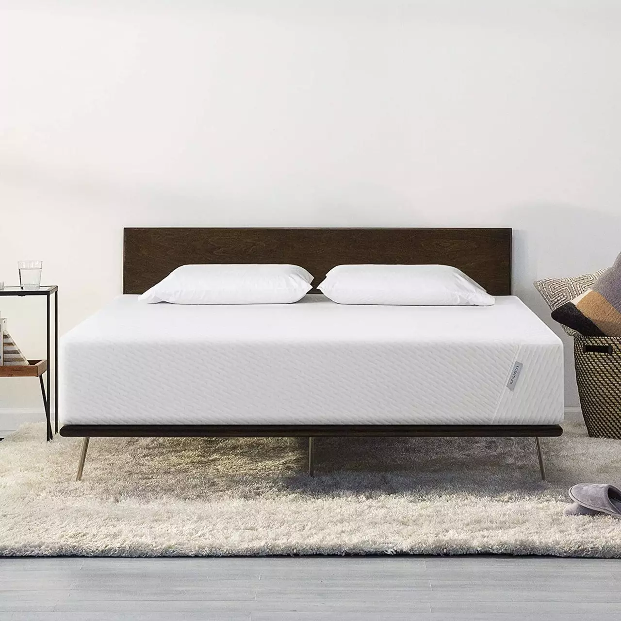 L'immagine può contenere: mobili, letto, interni, stanza, camera da letto e tappeto