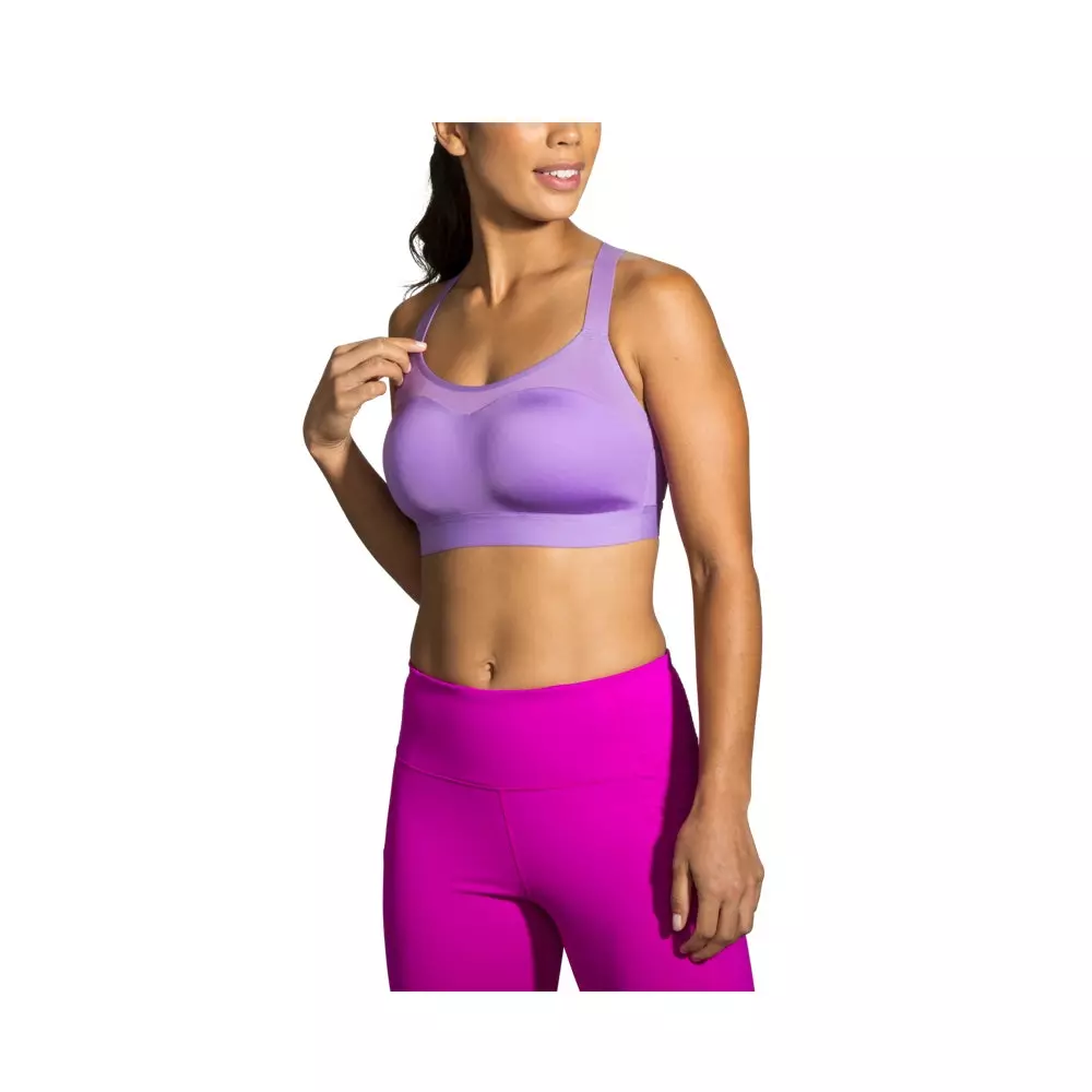 Vrouw met Brooks Dare Racerback Run Bra in lichtpaarse en fuchsia fietsbroek