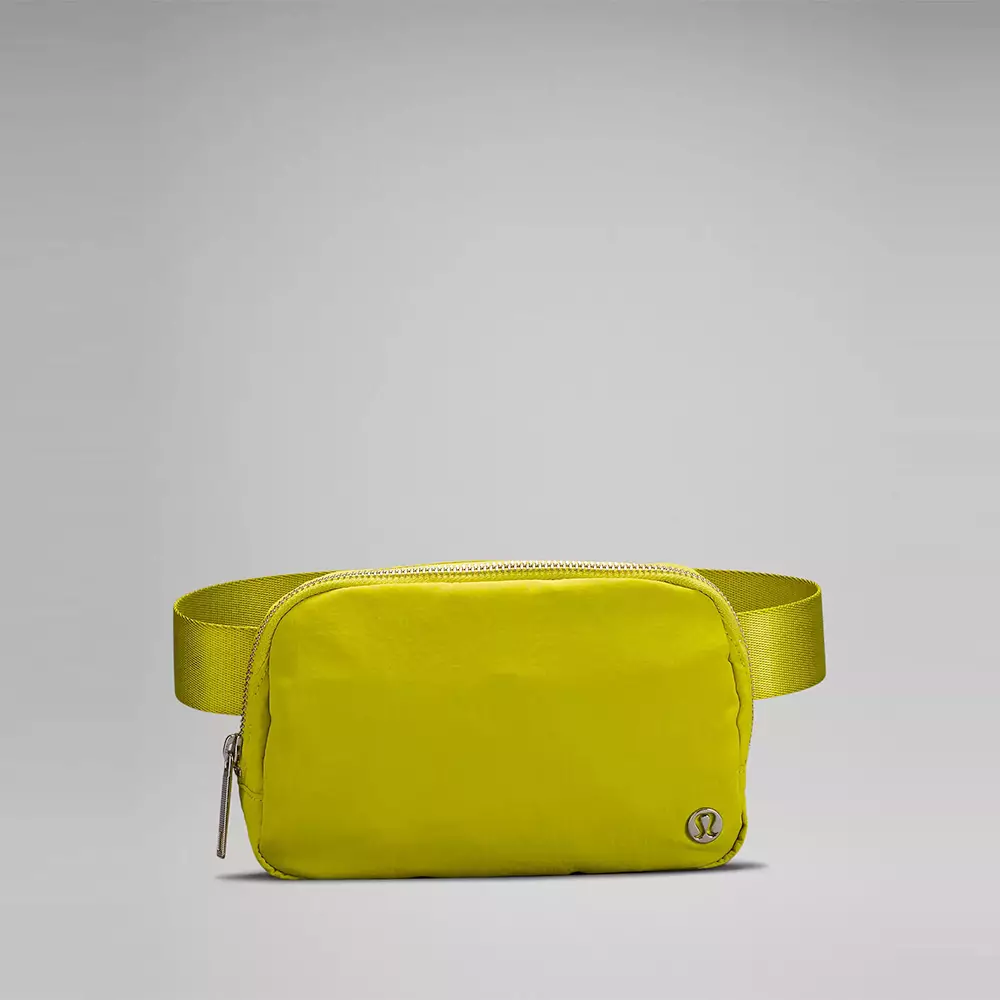黄色いベルトバッグ