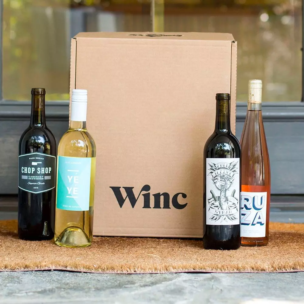 Kotak langganan anggur Winc dengan empat botol anggur yang berbeda