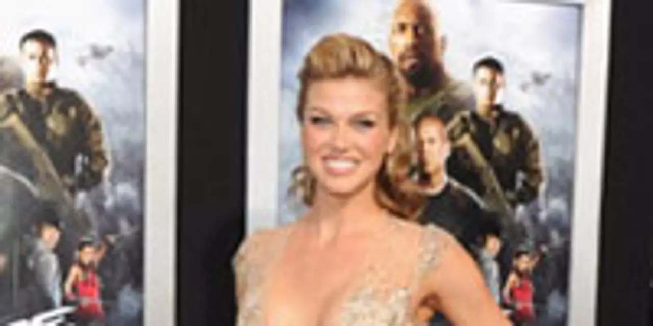 Celeb Symud i Ddwyn: Bol Adrianne Palicki a Toner Coes