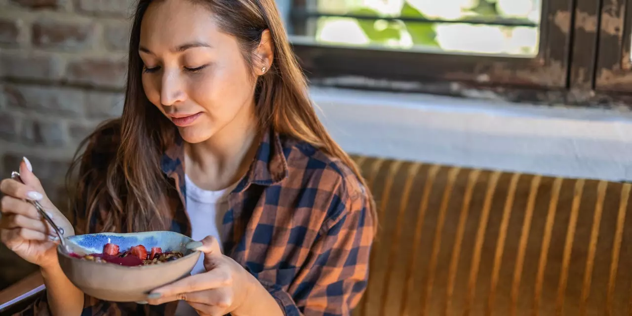 瞑想が食べ物との関係を改善するのにどのように役立つかを次に示します