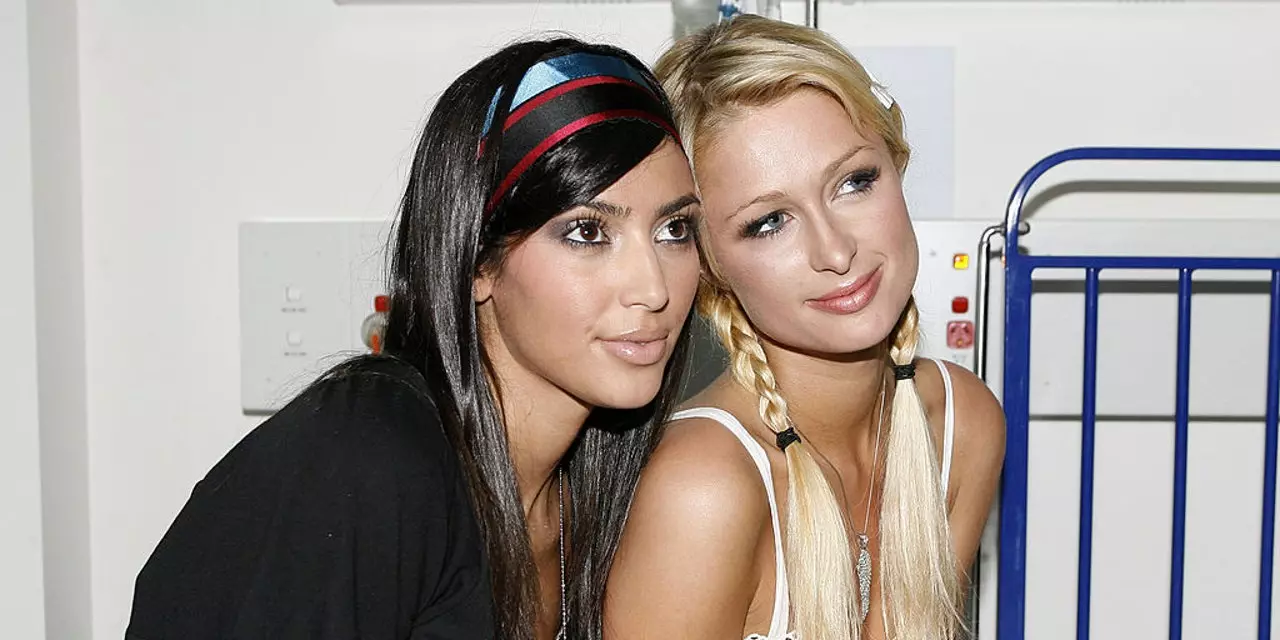 Kim Kardashian est redevenue blonde platine en l'honneur de Paris Hilton