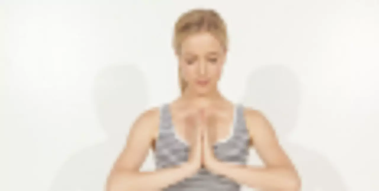 Jessy Schram Once Upon A Time Mendedahkan Pose Yoga Kegemarannya