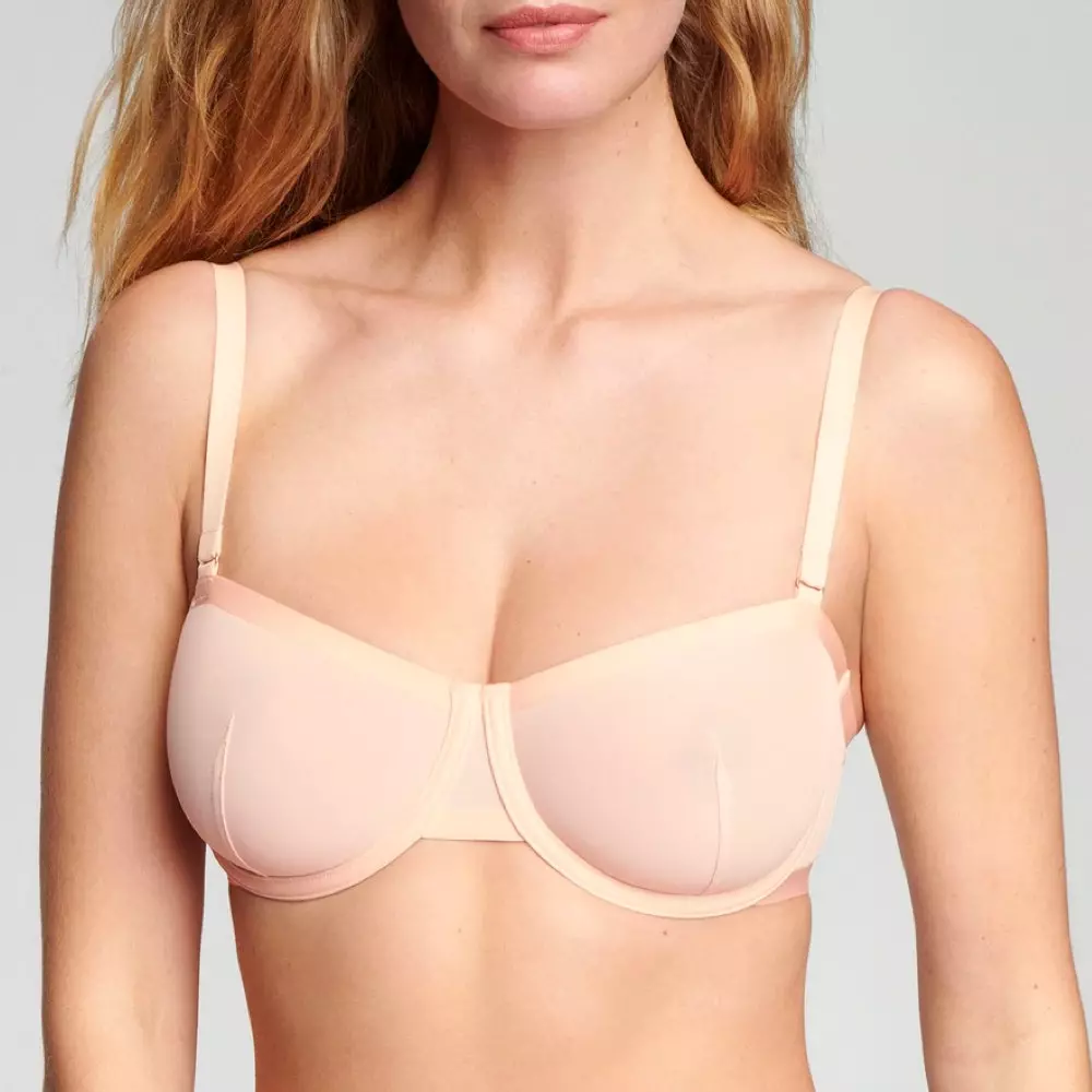 Model draagt Cuup The Balconette bh in blush roze