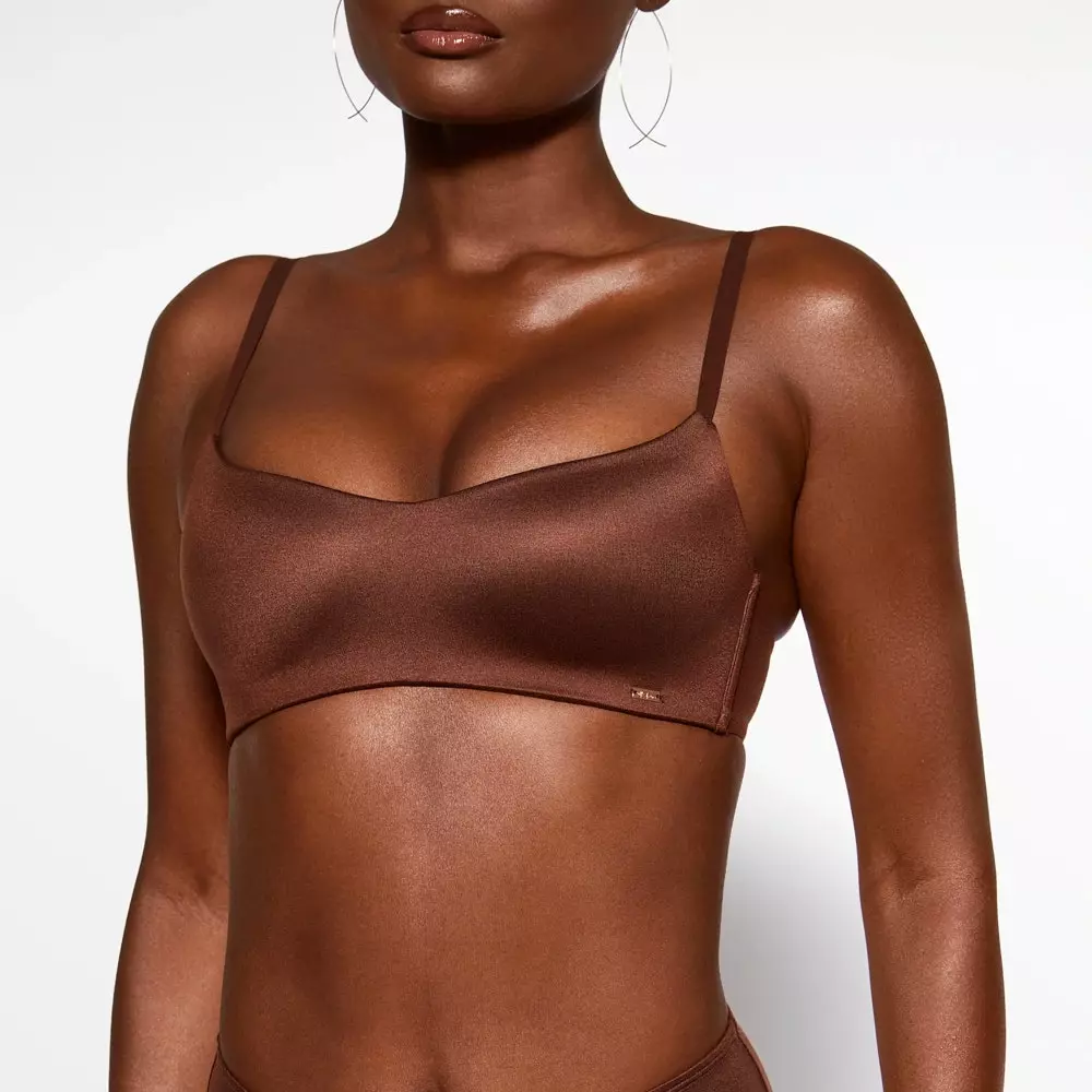Model draagt Love, Vera Soft Wireless T-Shirt Bra in bruin