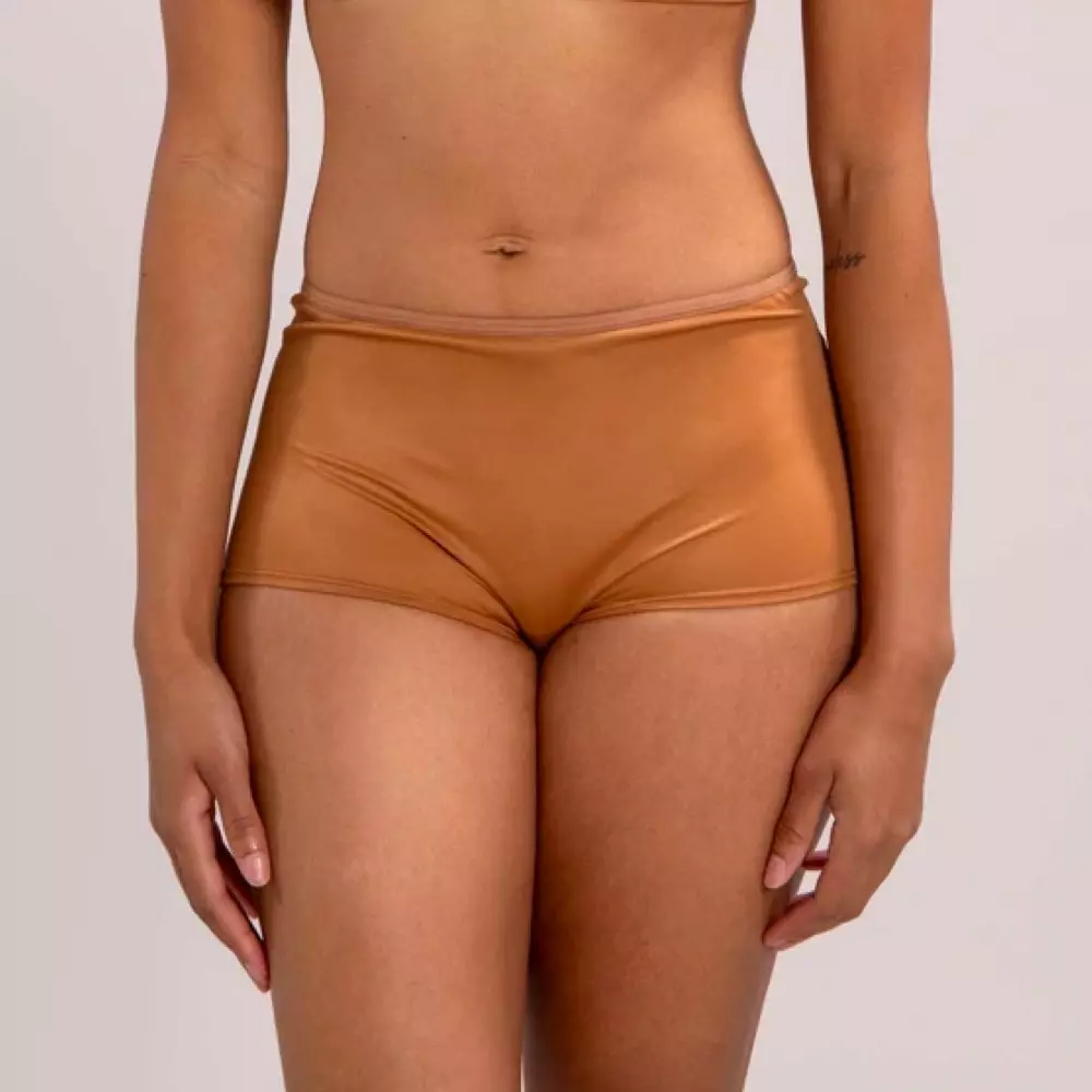 Modelo con shorts de niña color canela Nude Barre 1PM