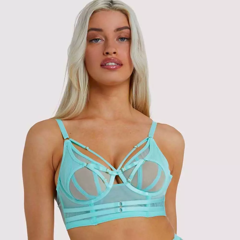 Model draagt Playful Promises Eddie Crossover Wrap Bh in acqua