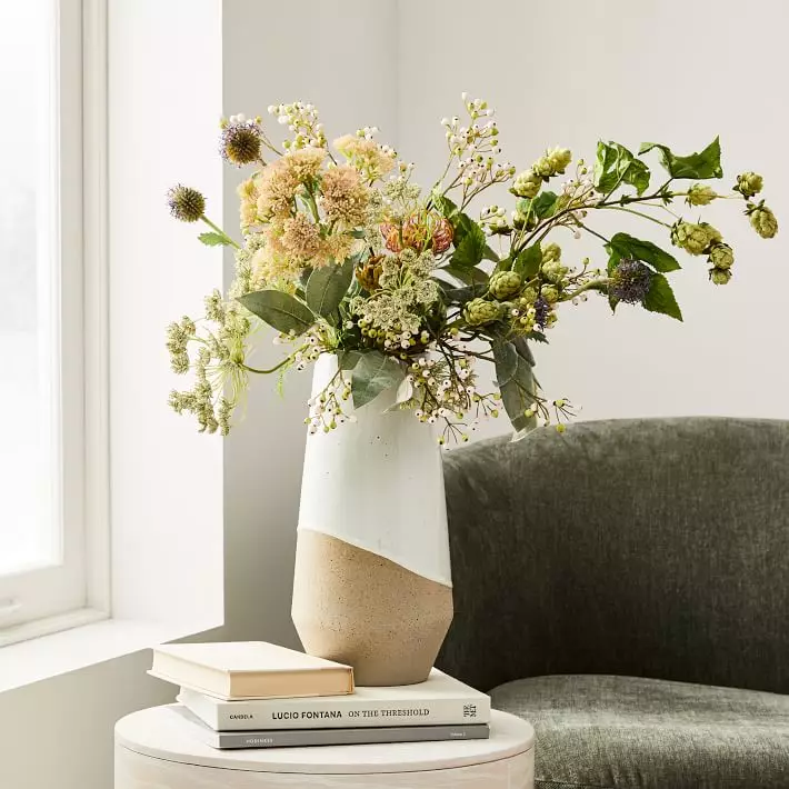 Ôfbylding kin befetsje: Flower, Ikebana, Ornament, Vase, Flower Arrangement, Plant, Art, Pottery, Jar, en Blossom