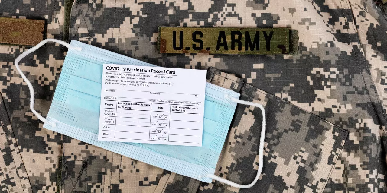 JAV kariuomenė pradeda paleisti kareivius, atsisakiusius COVID vakcinos