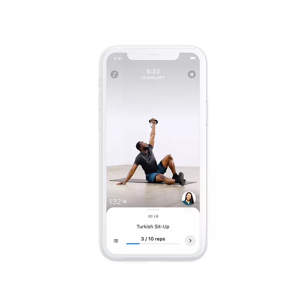 Ecranul telefonului cu afișajul aplicației Future Fit al antrenorului personal care demonstrează o mișcare de antrenament